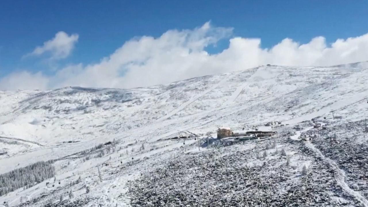 Summer snow hits Xinjiang mountains, cools temperatures to below zero ...