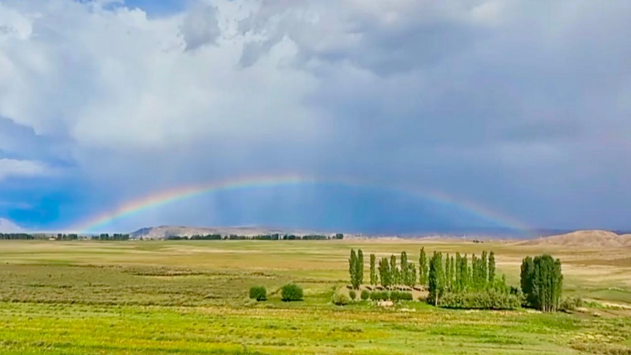 Stunning rainbow reigns over mountains and fields in China's Xinjiang ...