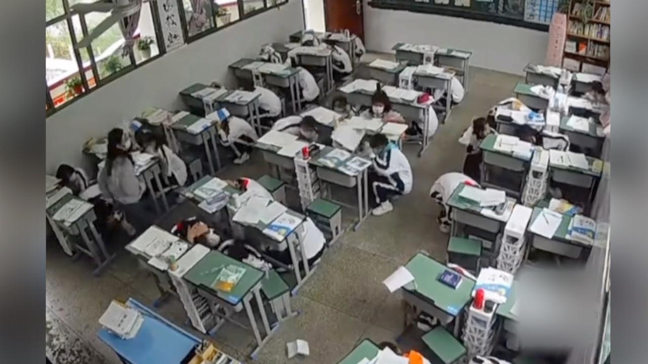 Brave teachers efficiently evacuate students during Sichuan quake - CGTN