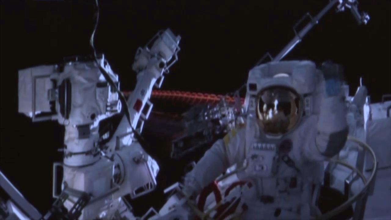 Space Log: Shenzhou-14 taikonaut leaves cabin for space walk - CGTN