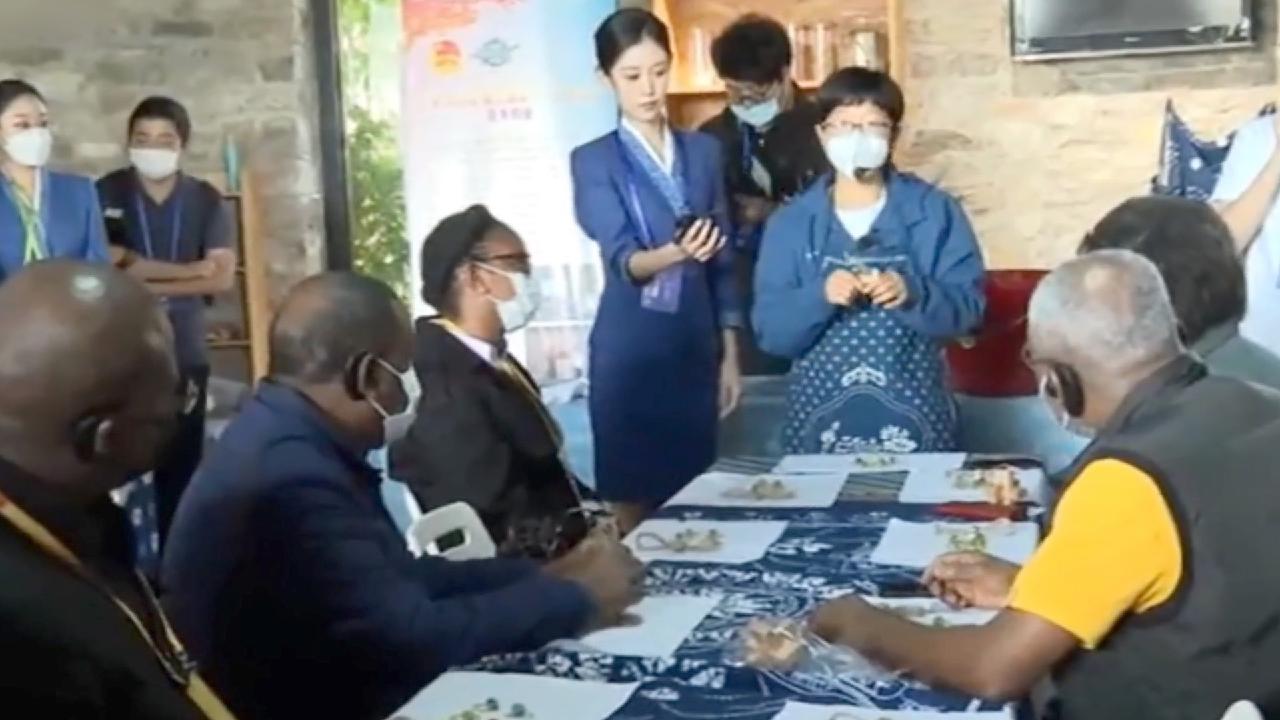 Intl diplomatic envoys visit Confucius museum - CGTN