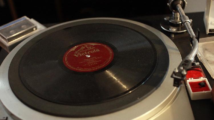 Store sees sales spike in vinyl discs - CGTN