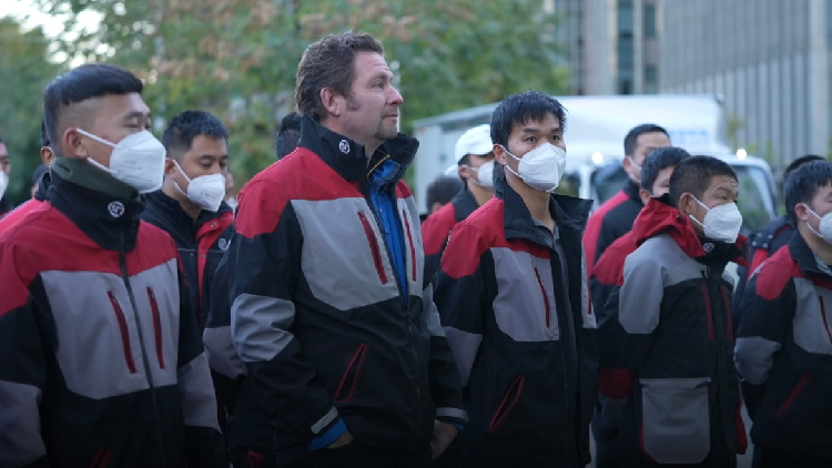 American working as a delivery man in Beijing - CGTN