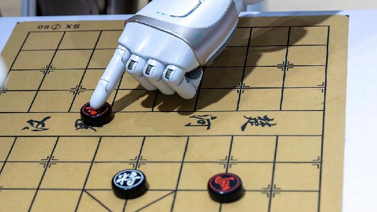 Robot's unexpected moves light up Chinese chess game - CGTN