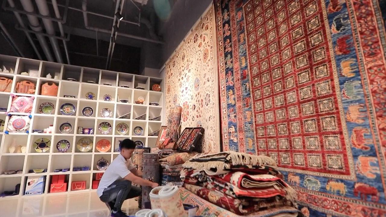 Young Afghan displays handmade carpets at CIIE - CGTN