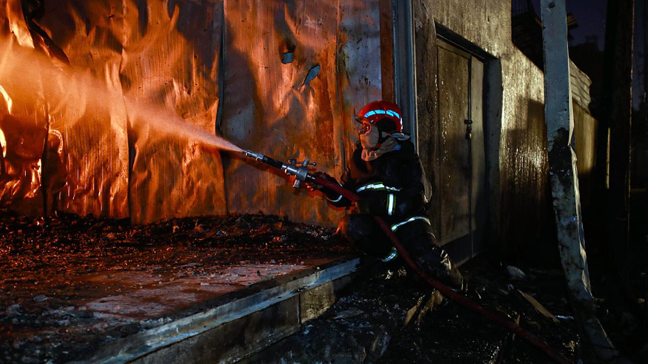 Massive fire engulfs commercial building in Baghdad - CGTN