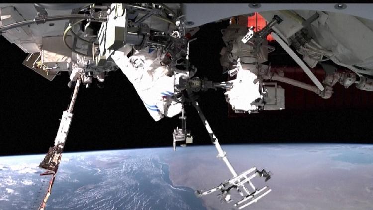 Shenzhou-14 crew sets up 'bridge' between cabins in third spacewalk - CGTN