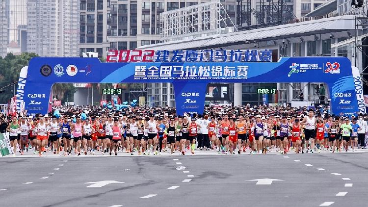 28,000 runners compete in Xiamen Marathon - CGTN