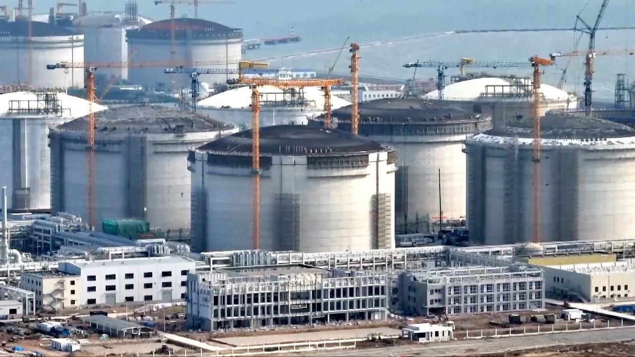 China builds world's largest onshore film-type LNG storage tanks - CGTN