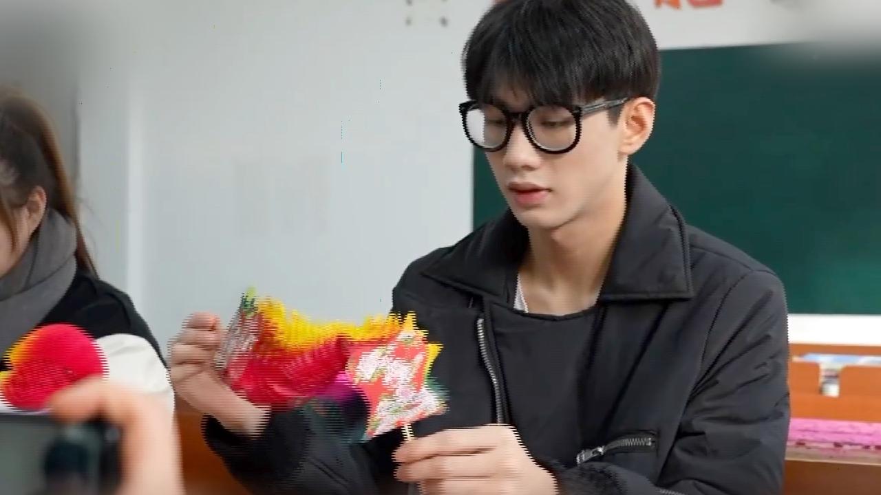 Young generation shares techniques for making 'Flip Paper Flower' - CGTN