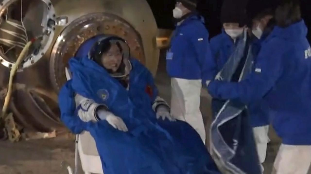 Liu Yang gets out of the re-entry module - CGTN