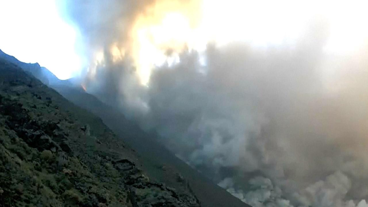 Italy's Stromboli volcano erupts, spewing lava and ash - CGTN