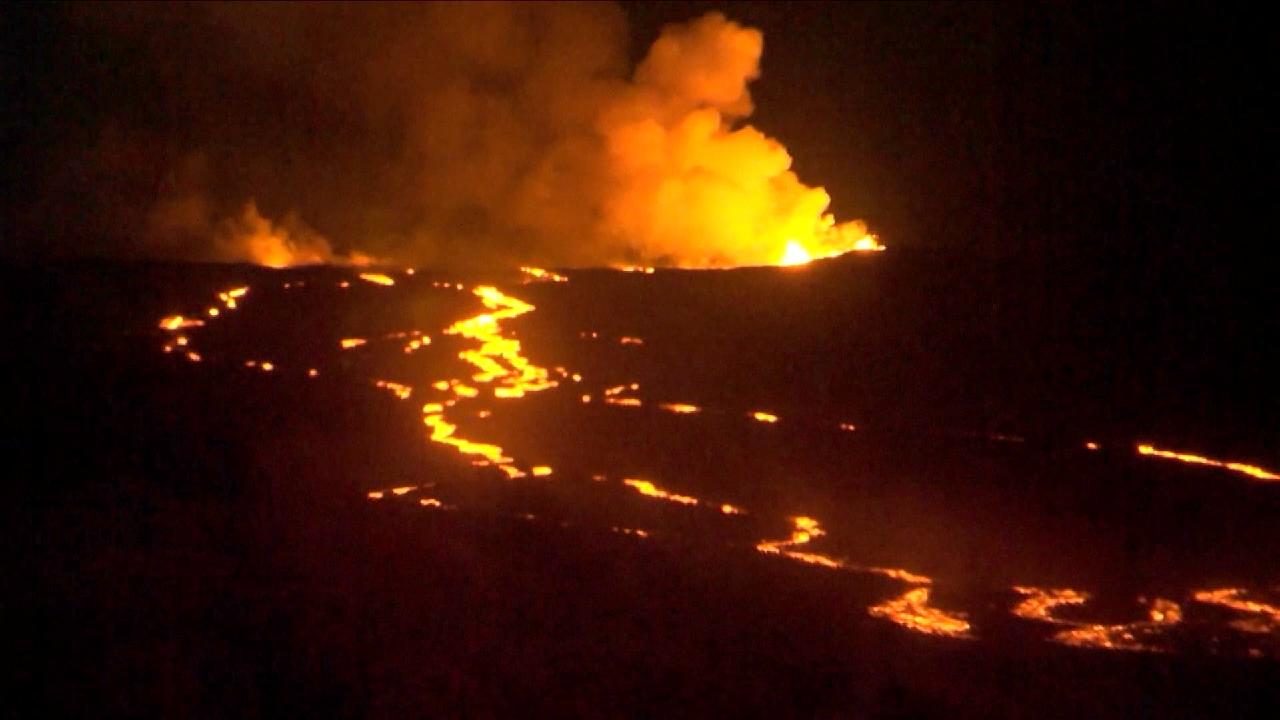 Mauna Loa eruption offers spectacular view of flowing lava - CGTN
