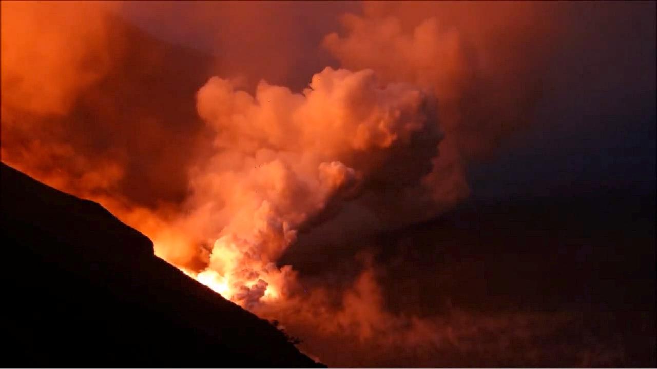 Massive ash cloud observed as Stromboli volcano erupts in Italy - CGTN