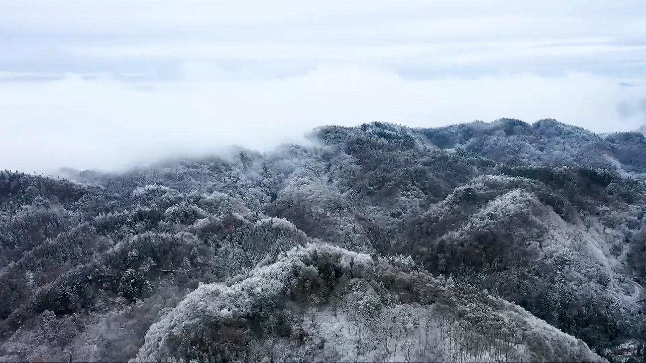 Spectacular snow scene on 'Moon Plain' in SW China's Sichuan - CGTN