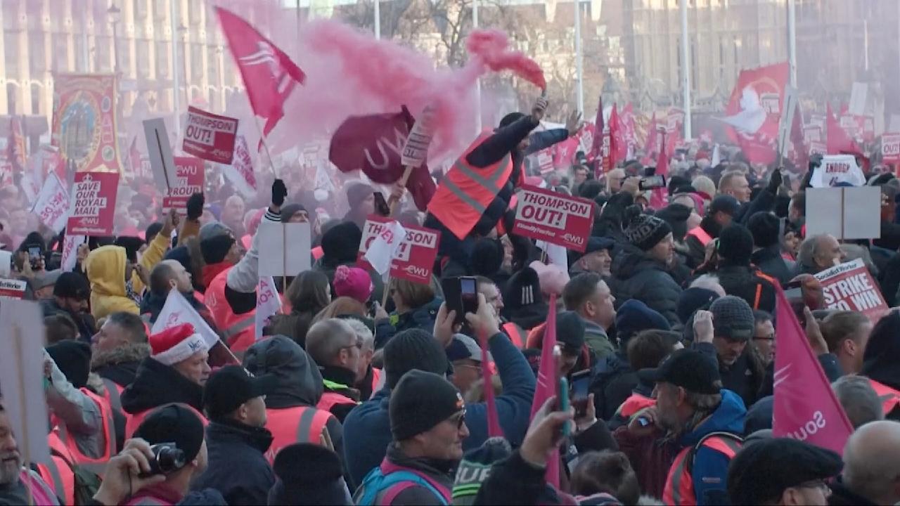Thousands of striking UK postal workers rally in London - CGTN