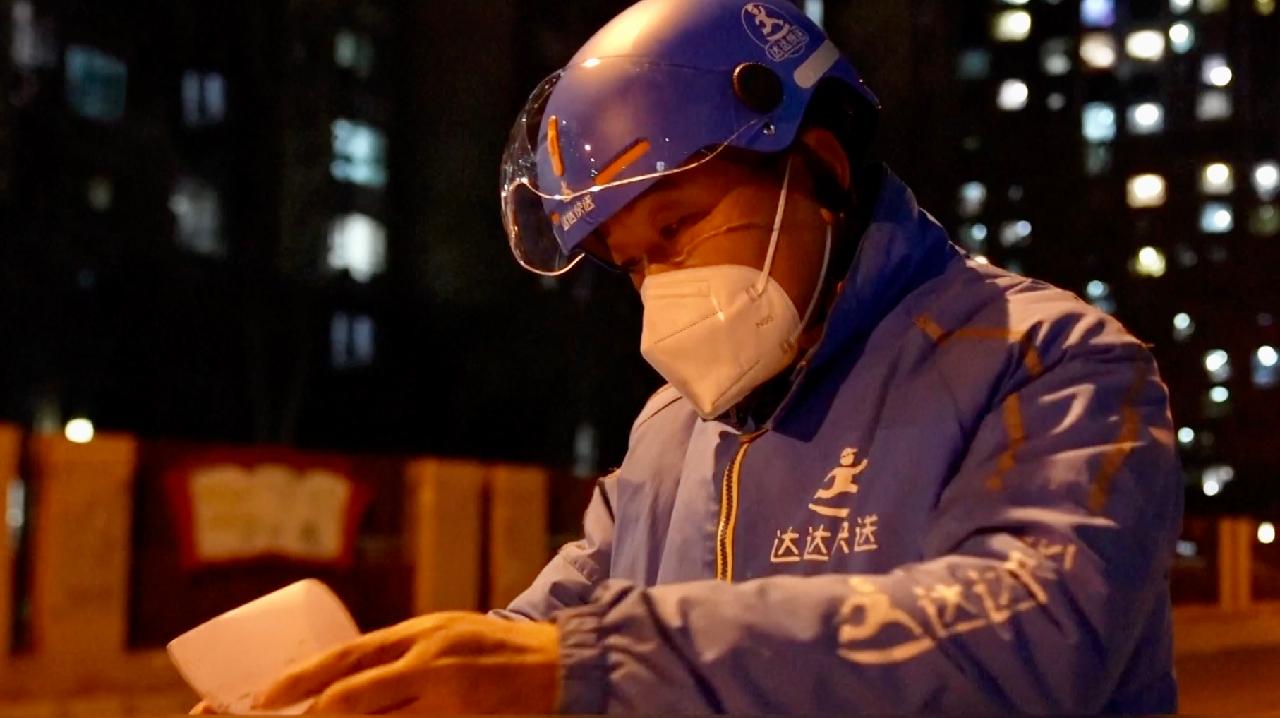 Altruistic delivery rider in Beijing serves residents with passion - CGTN