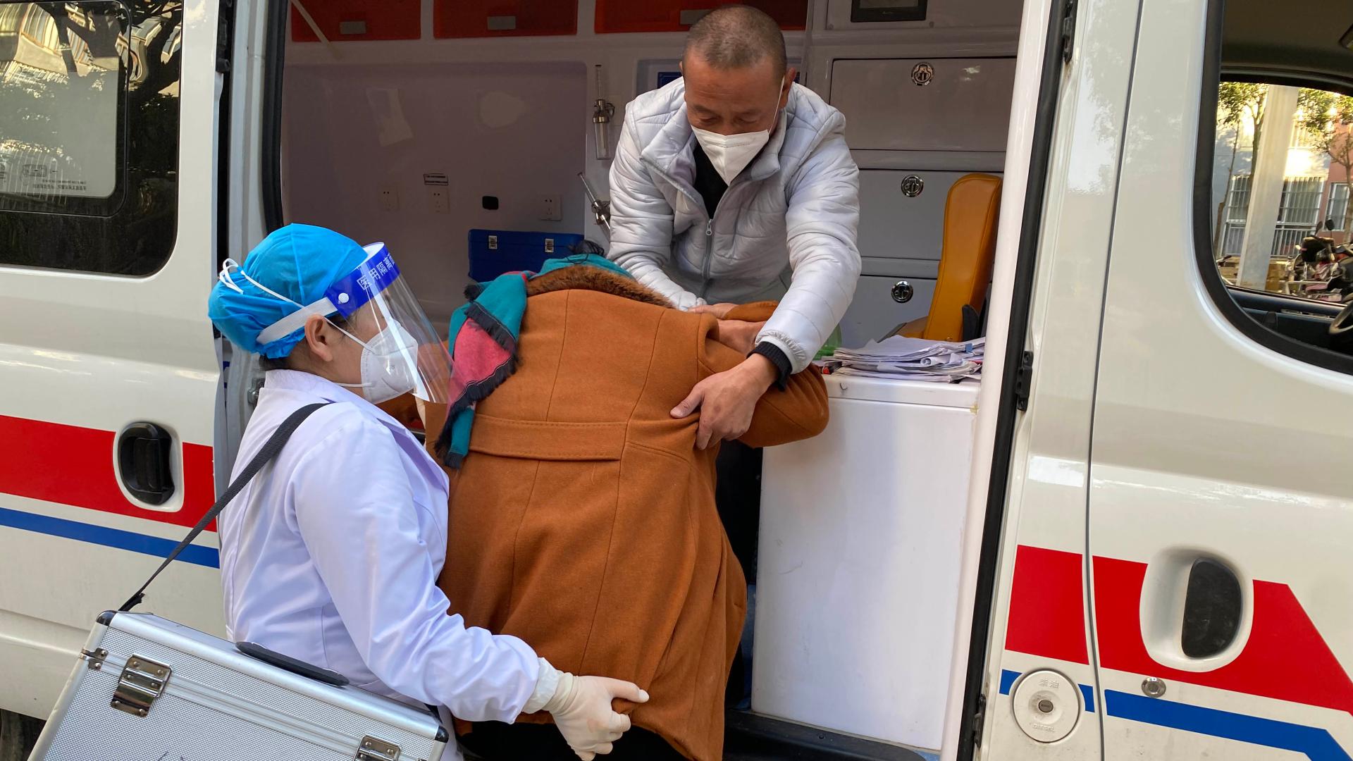 Community doctor provides door-to-door service to vulnerable people - CGTN