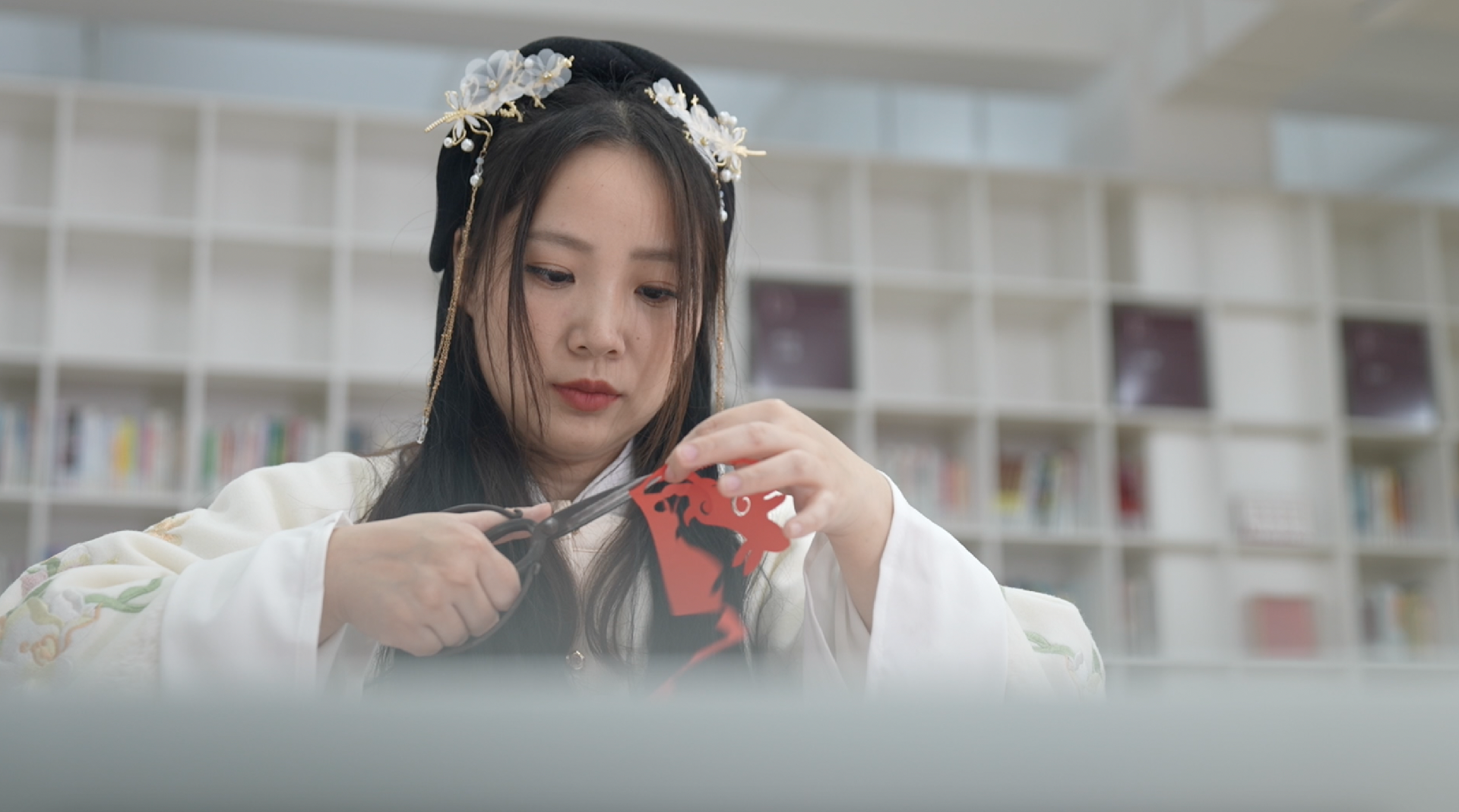 Young paper-cutting inheritor tells stories with scissors - CGTN