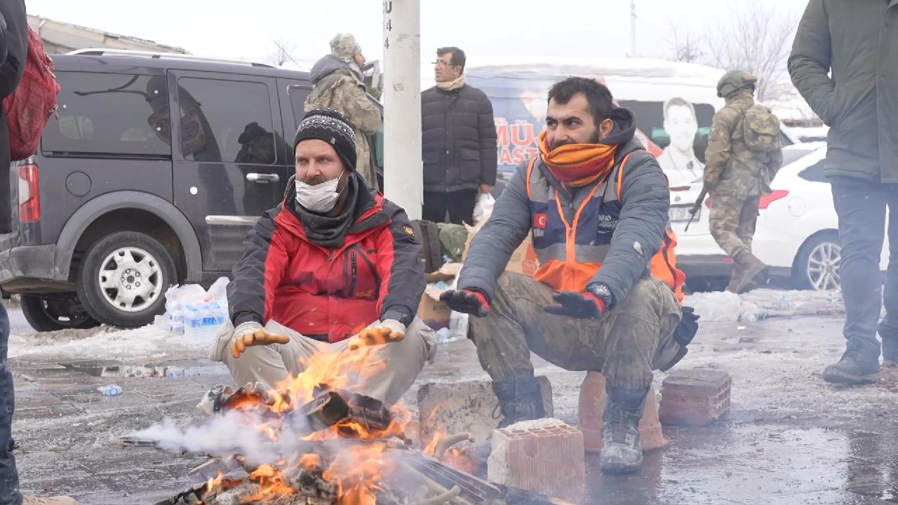Türkiye quake: 60,000 rescue workers search for survivors - CGTN