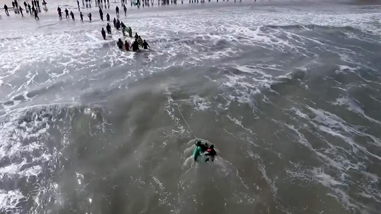 Brave Chinese rescuer risks own life to save man stranded at sea - CGTN