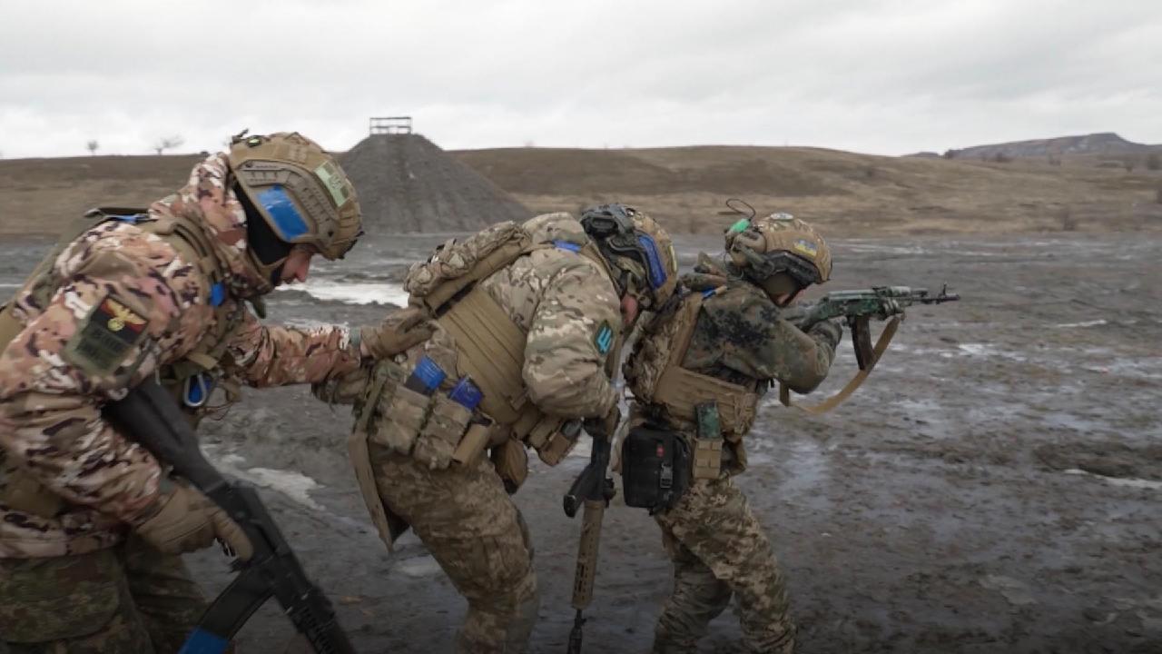 CGTN correspondent visits Ukraine's 72 Brigade - CGTN