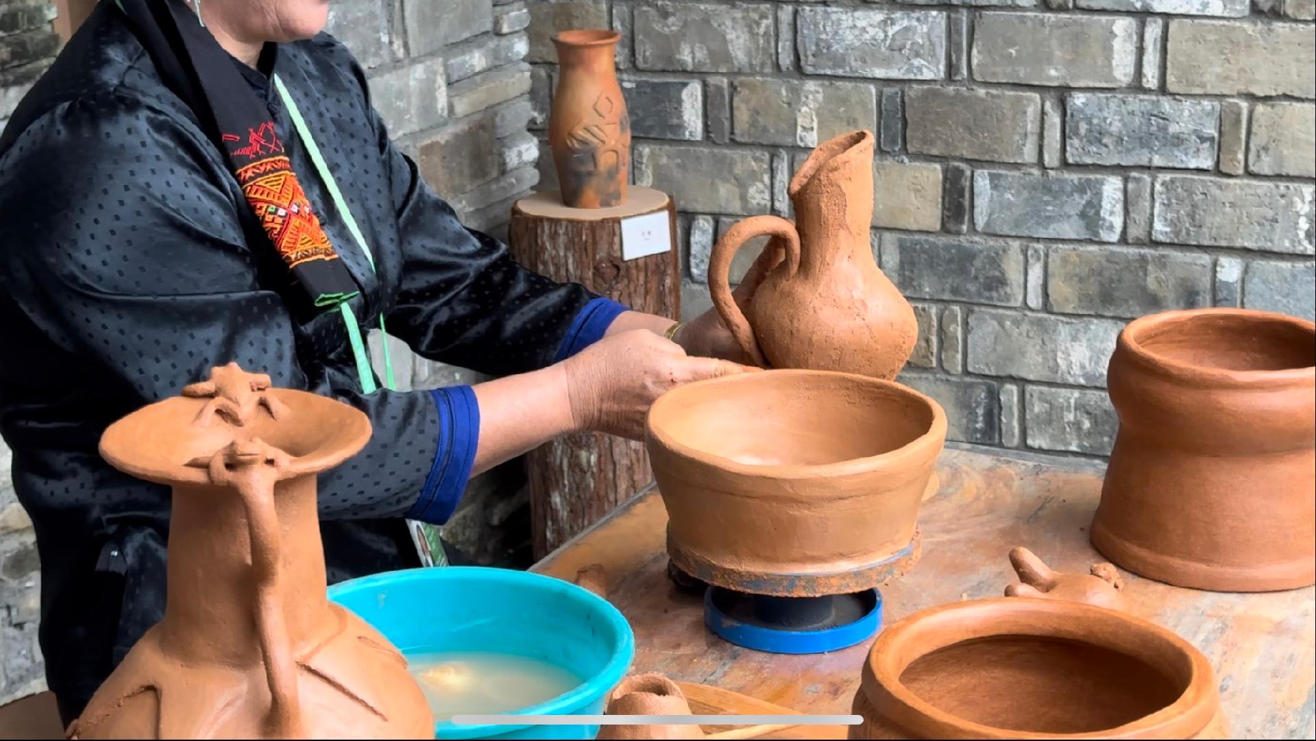 Li ethnic group contributes to cultural vitality through pottery - CGTN