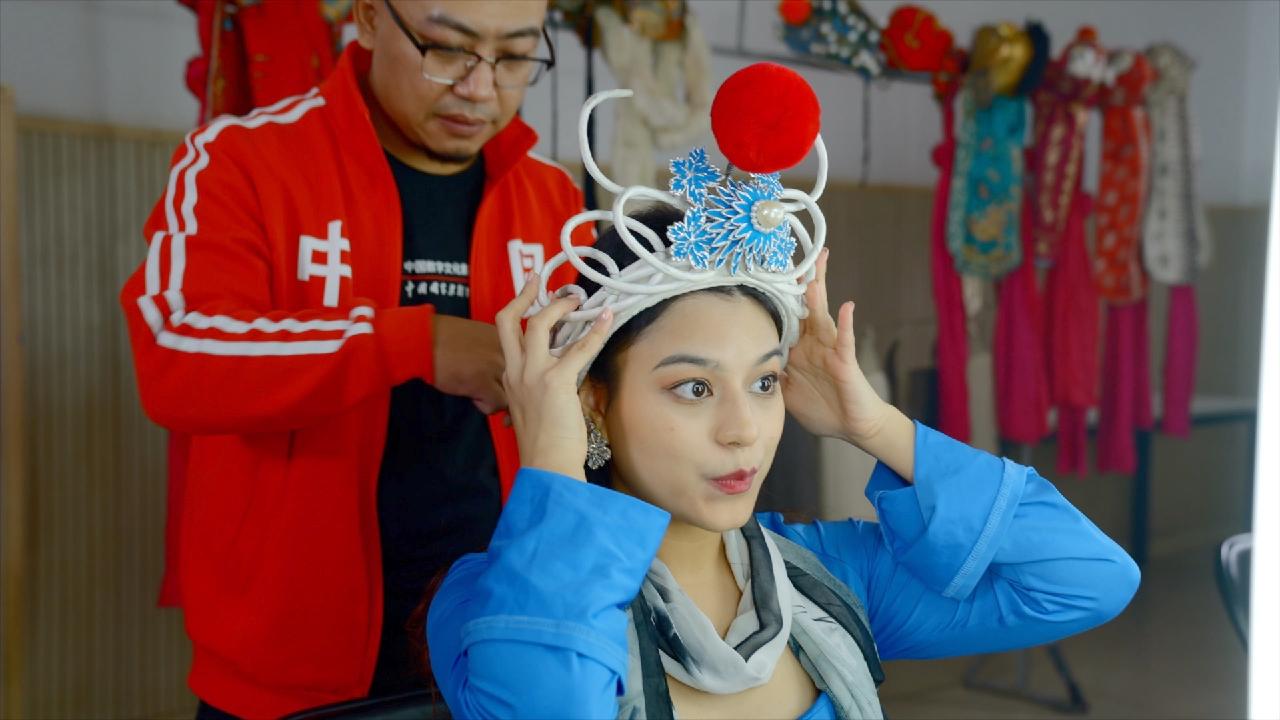 Behind the curtain – costumes, accessories & props for Peking Opera - CGTN