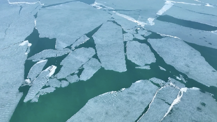 Xinjiang lake awash with stunning icy scenery - CGTN