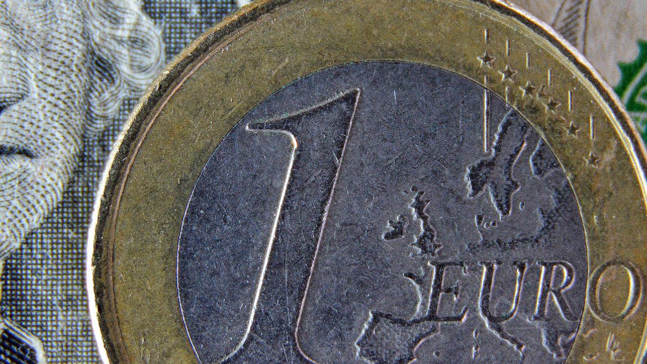 Analyst: Euro falls short of the mark in competing with USD - CGTN
