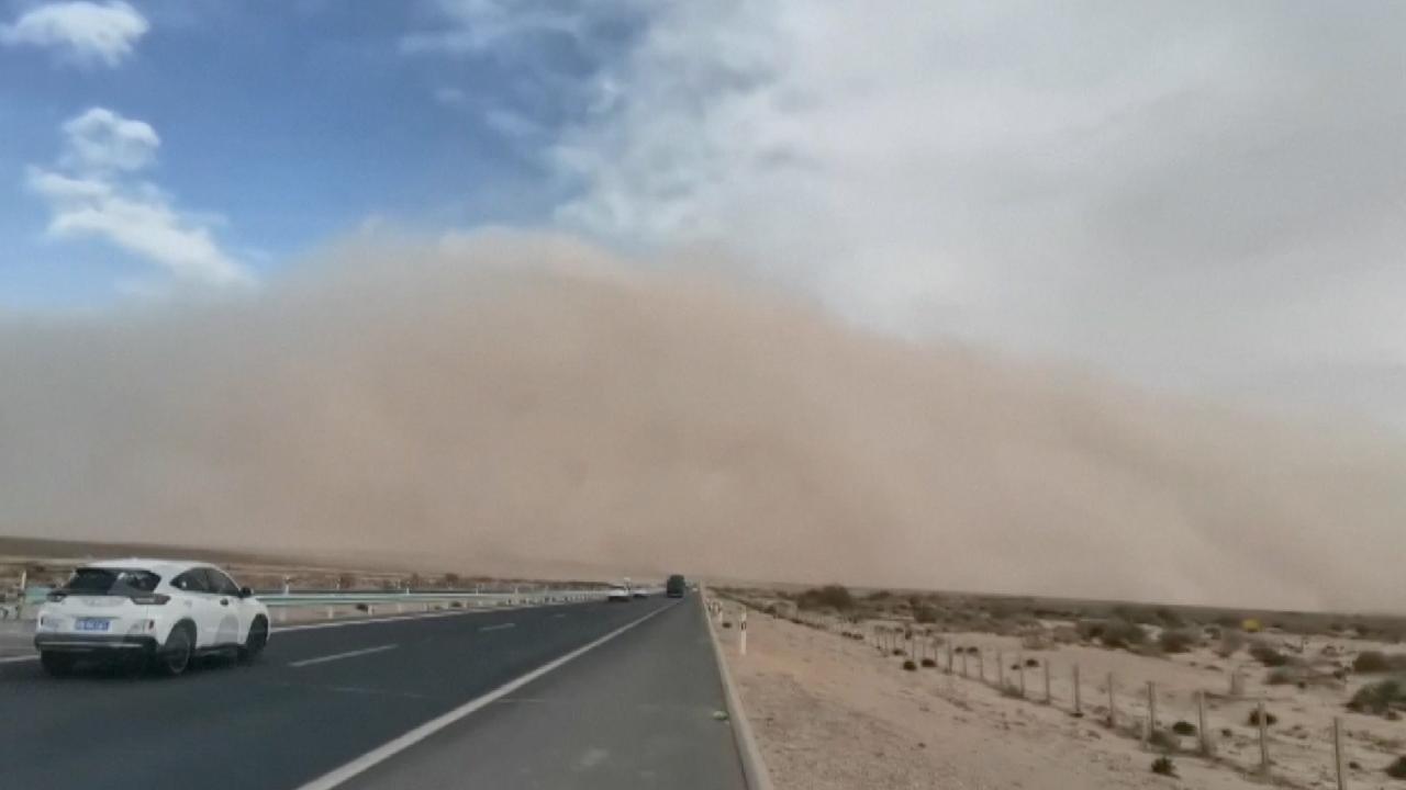 Heavy sandstorm hits Xinjiang - CGTN