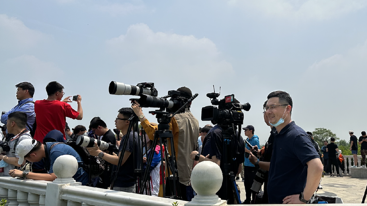 Beijing plane enthusiasts capture images of C919's first flight - CGTN
