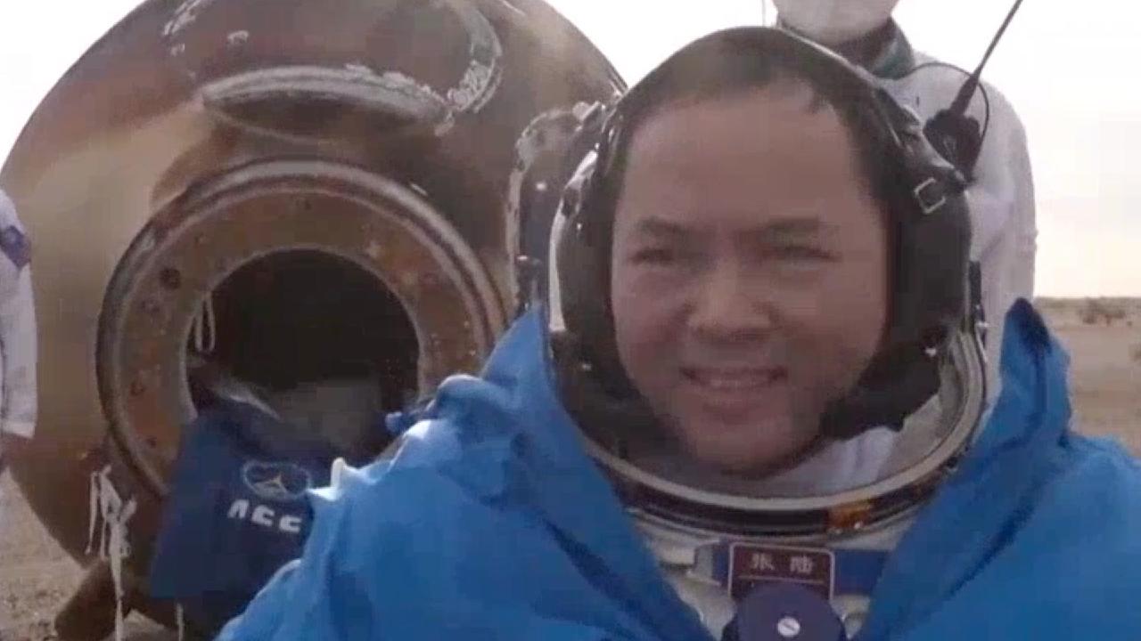 Chinese astronaut Zhang Lu out of re-entry capsule - CGTN