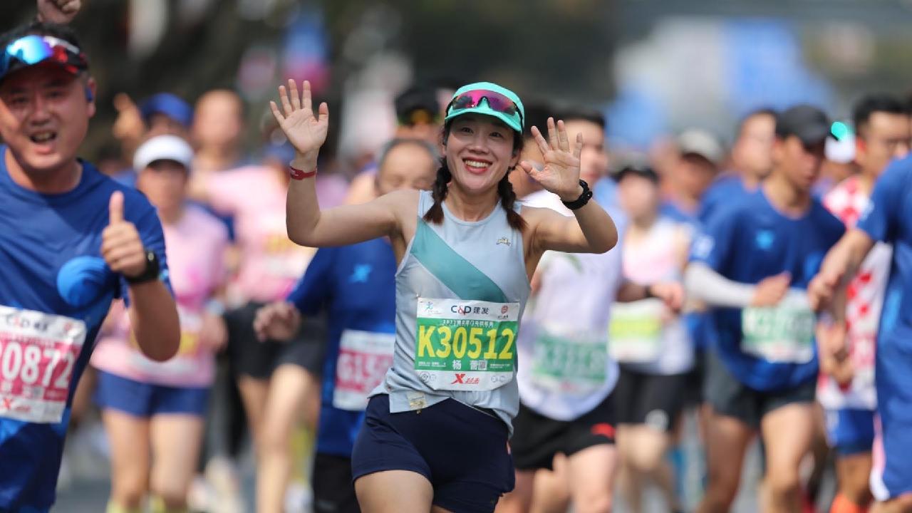 42-year-old mom's devotion to a healthy lifestyle - CGTN