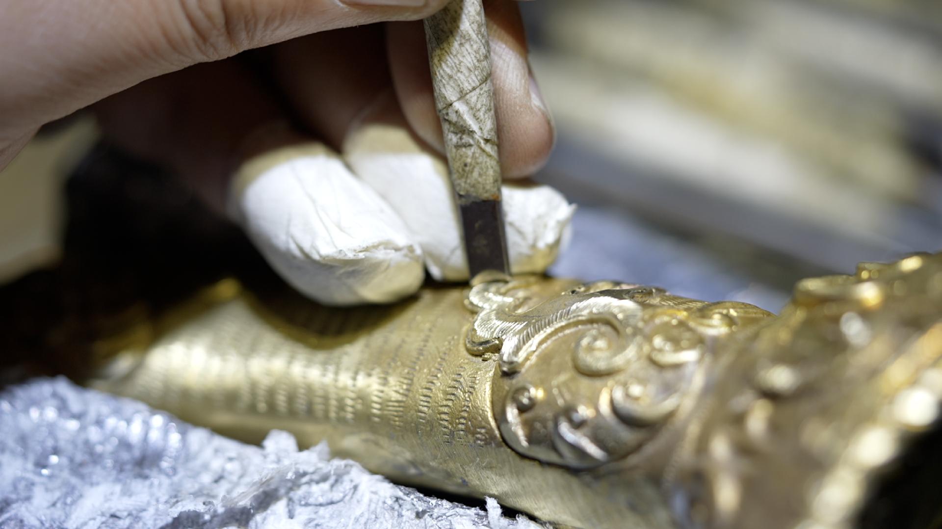 Exquisite engravings reveal artistry of gilded hilts - CGTN