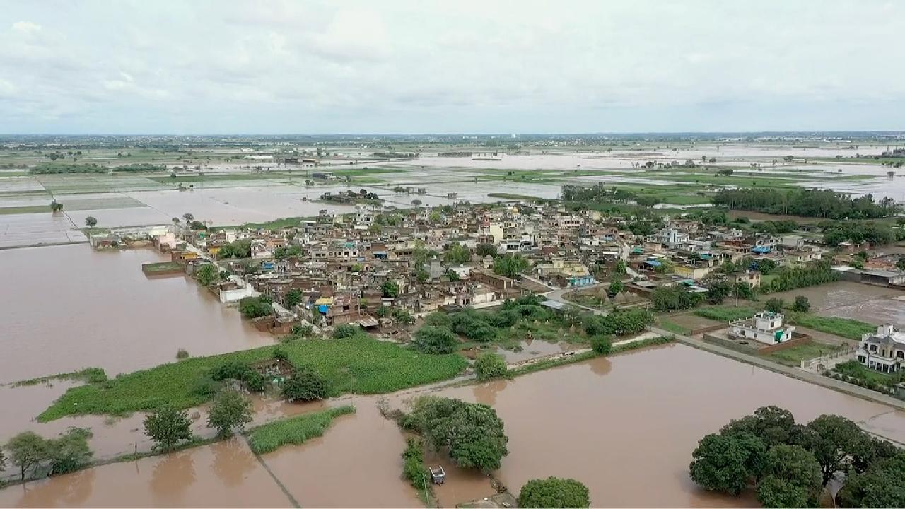 Floods submerge fields, houses in northern India - CGTN