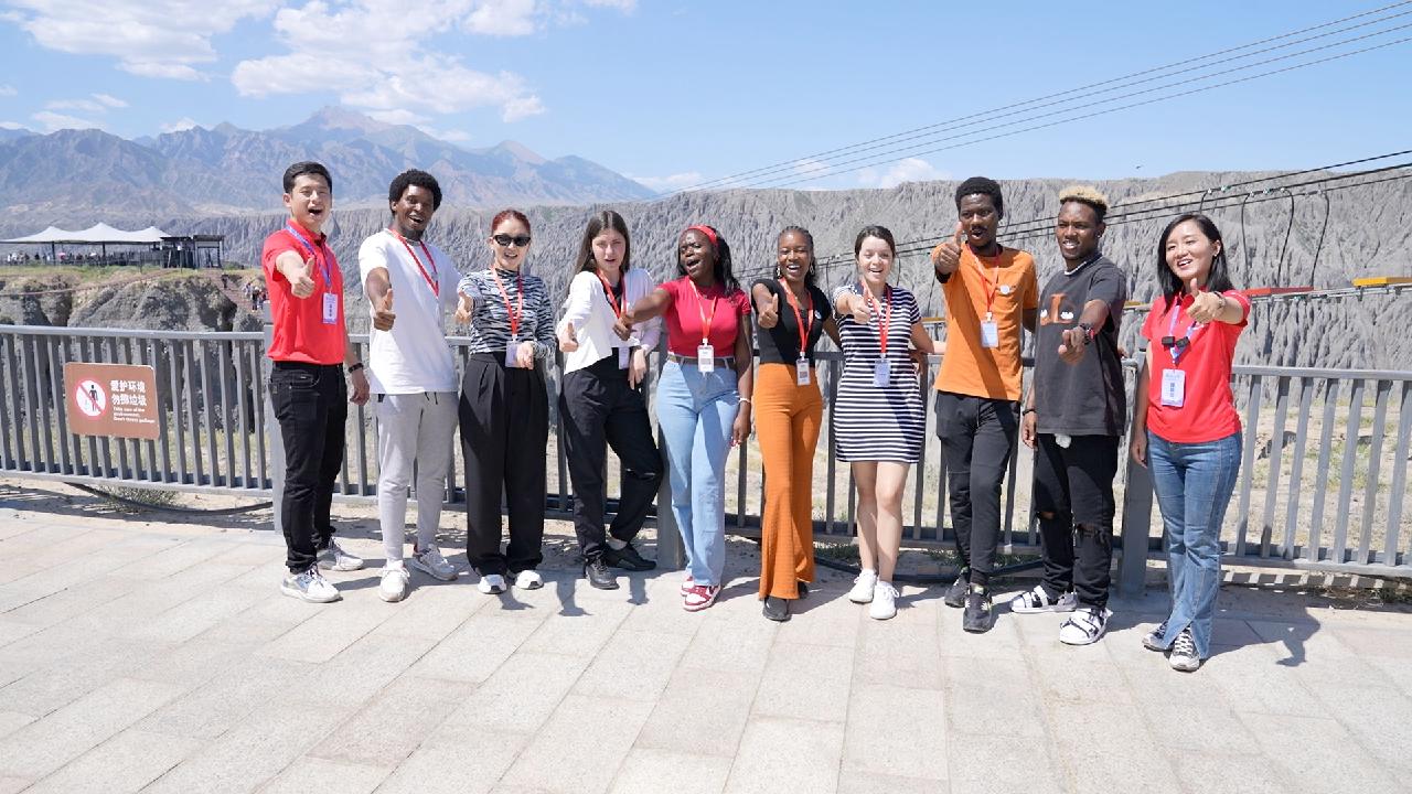 Overseas reporters visit Xinjiang to strengthen understanding between ...