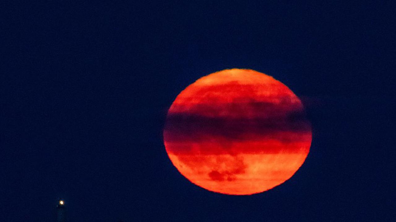 Sturgeon supermoon lights up the night sky around the world - CGTN