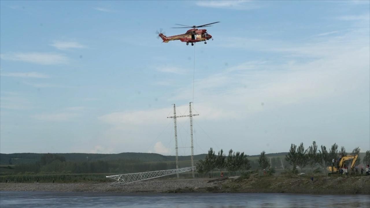 Helicopter airlifts transmission tower to ensure power in flooded areas ...