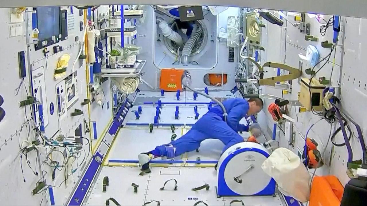 How do Chinese astronauts tidy up space station? - CGTN