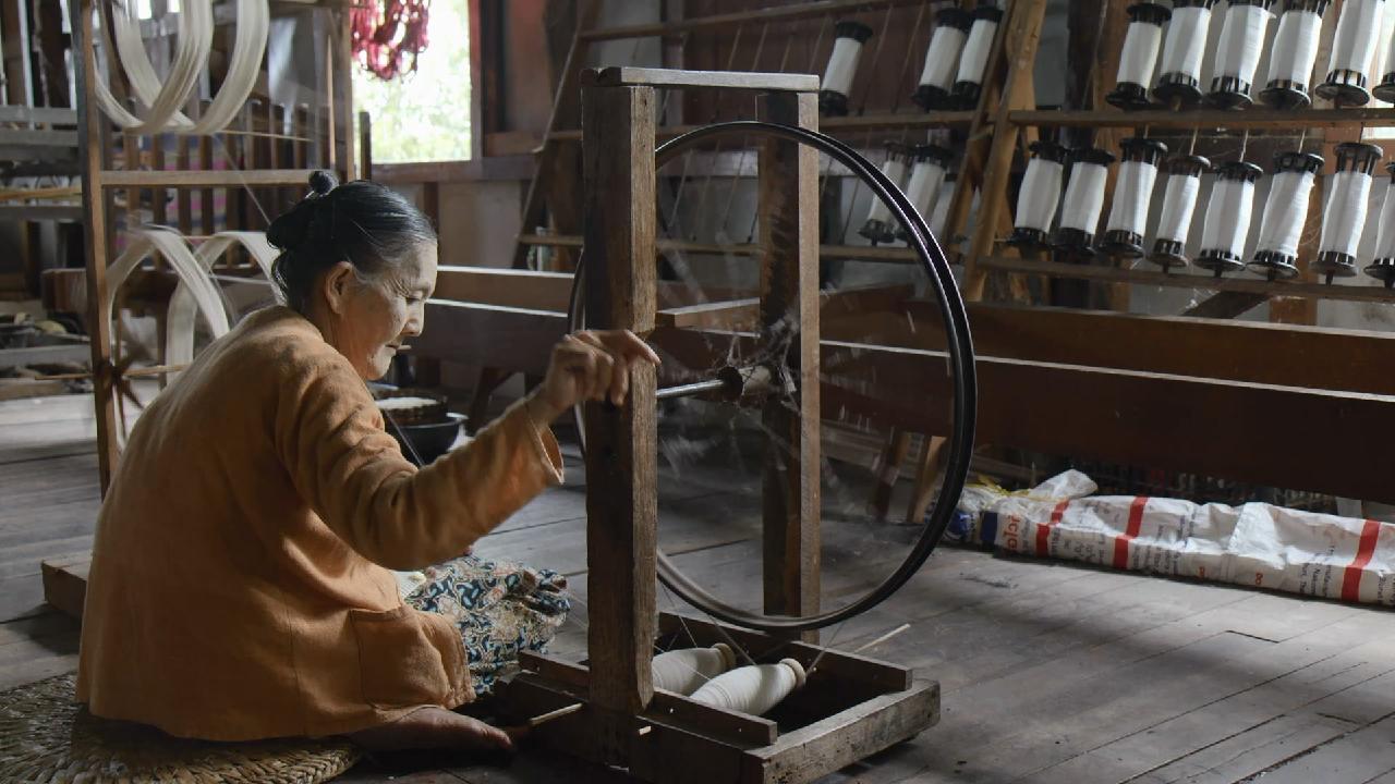 Lotus silk: A natural fabric weaving its way into high-end fashion - CGTN