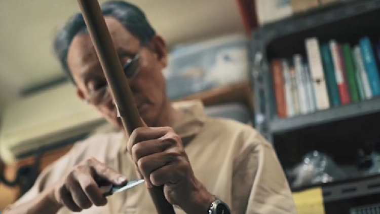 Singaporean master makes traditional instruments with acoustics - CGTN