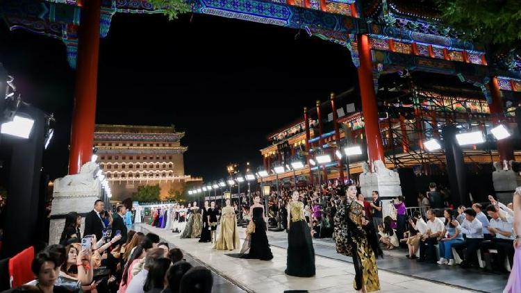 Lawrence Xu opens Beijing Fashion Week on Qianmen Street - CGTN