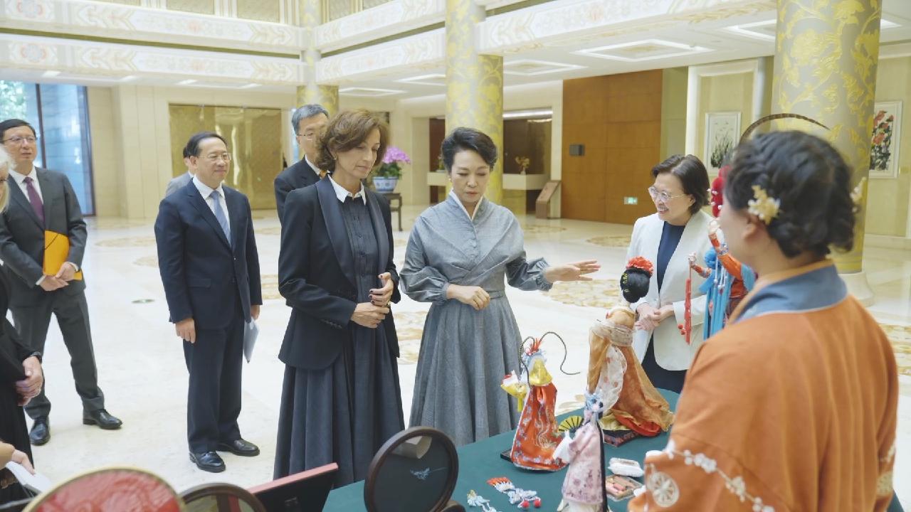 Peng Liyuan attends UNESCO award ceremony for female education - CGTN