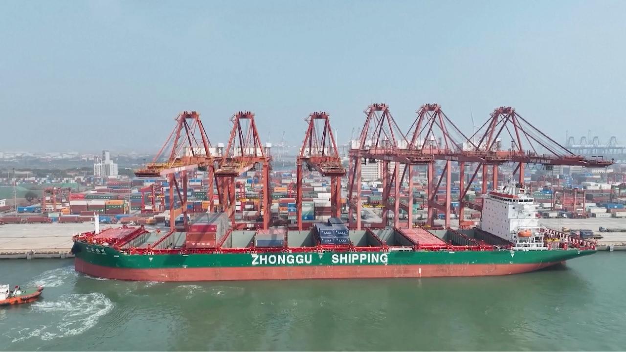 Ship carrying China's 35-tonne freight containers departs Tianjin Port ...