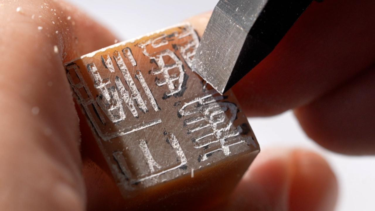 Asian students explore Chinese seal engraving in Hangzhou - CGTN