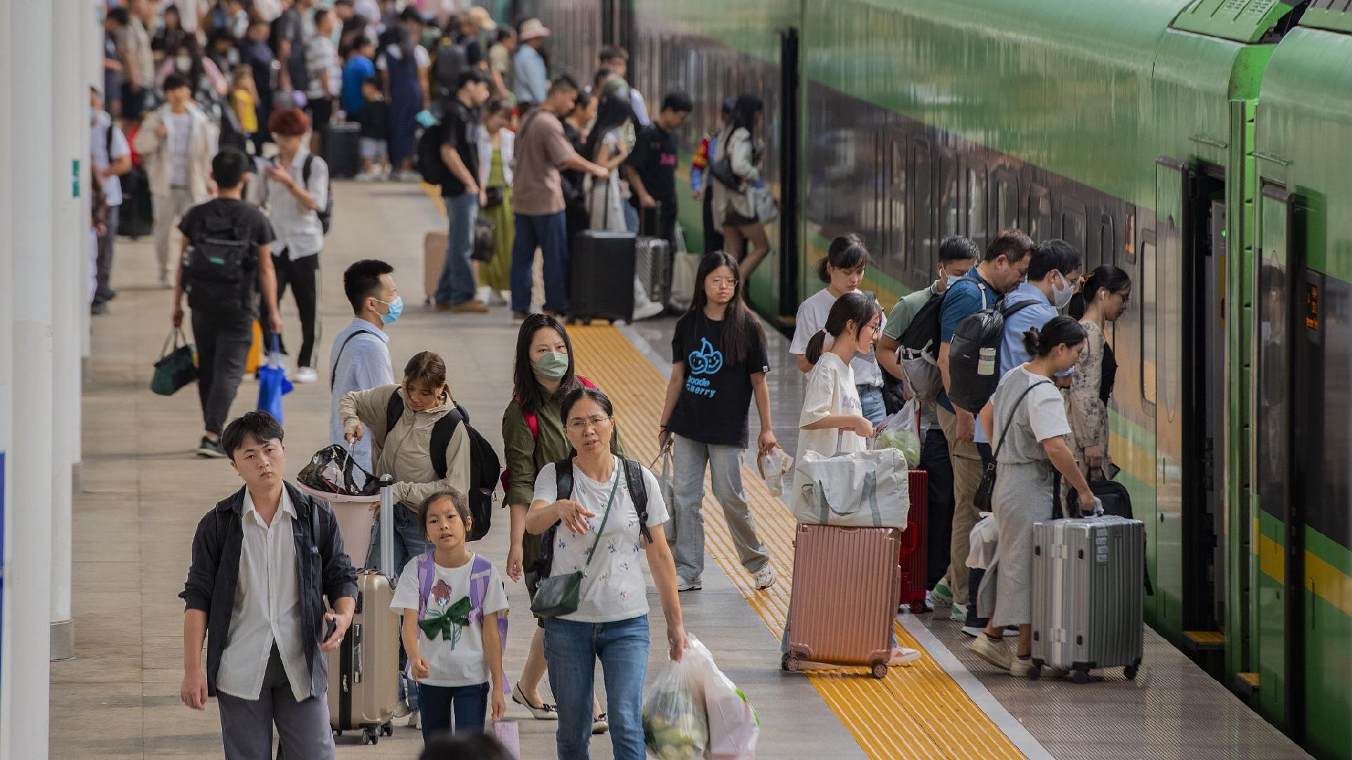 Surging customer flows in major shopping districts across China - CGTN