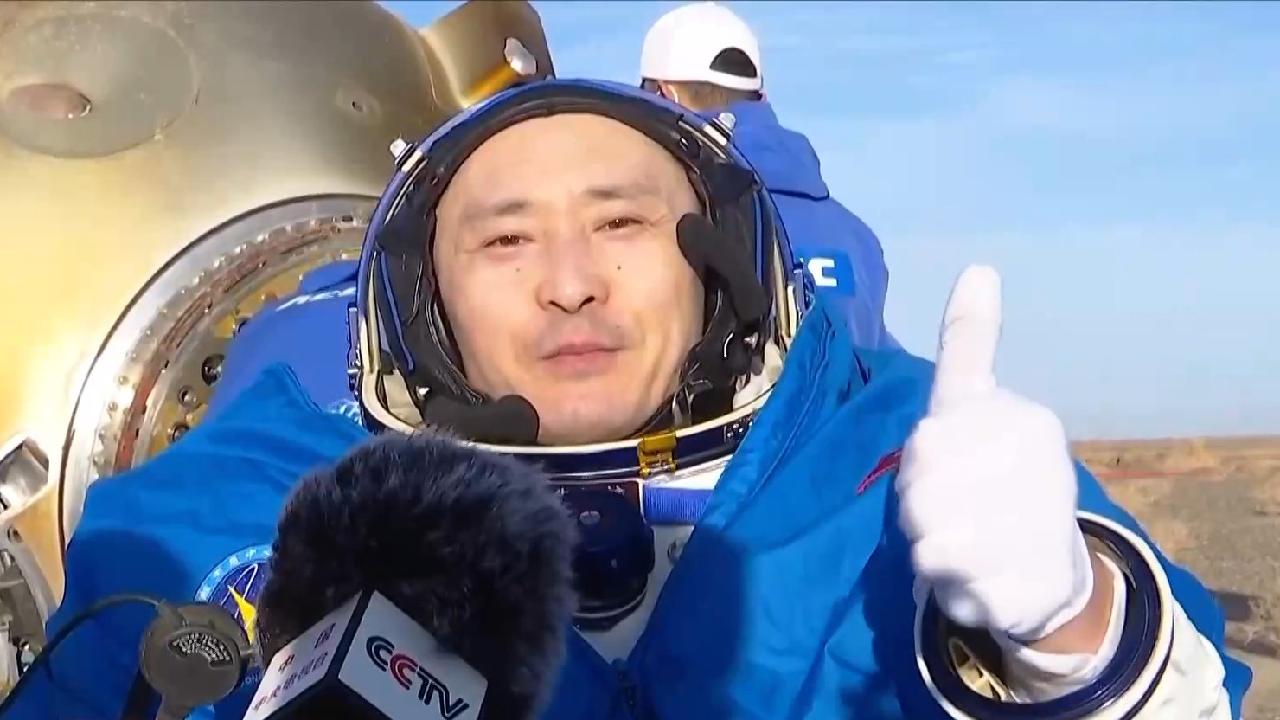 Chinese astronaut Zhu Yangzhu out of re-entry capsule - CGTN