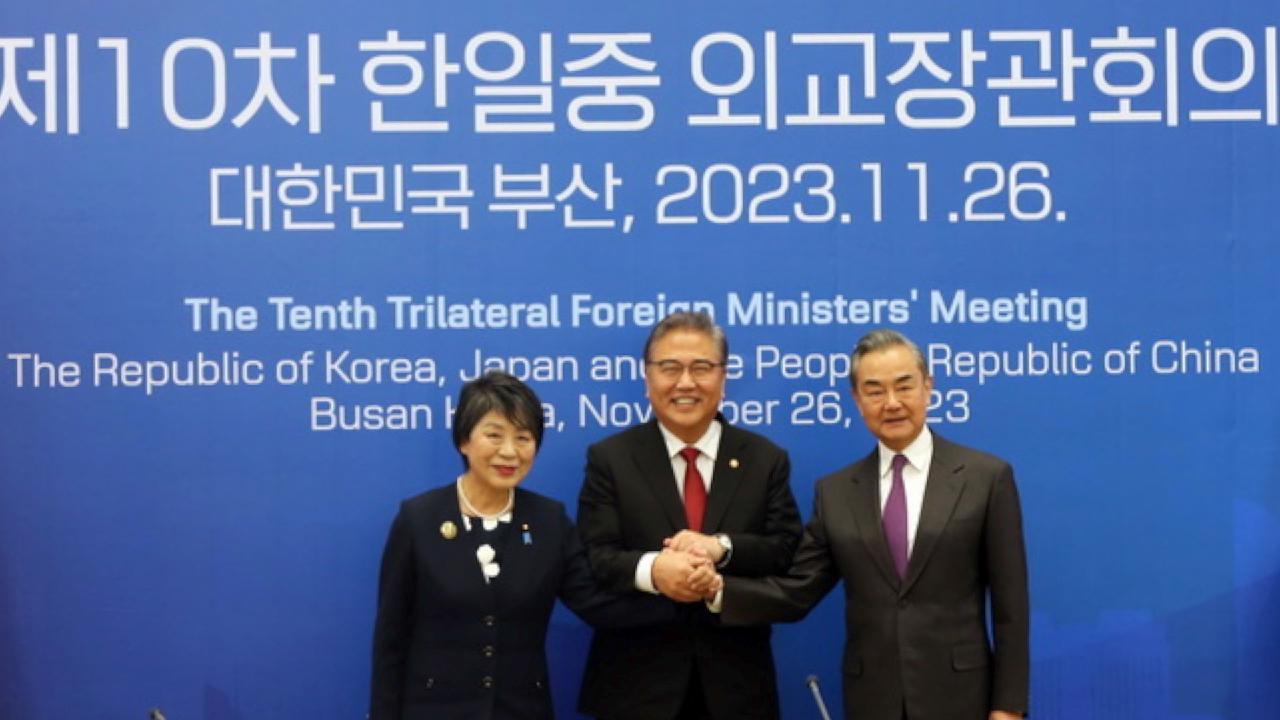 Chinese FM Wang Yi holds talks with FMs from Japan and South Korea - CGTN