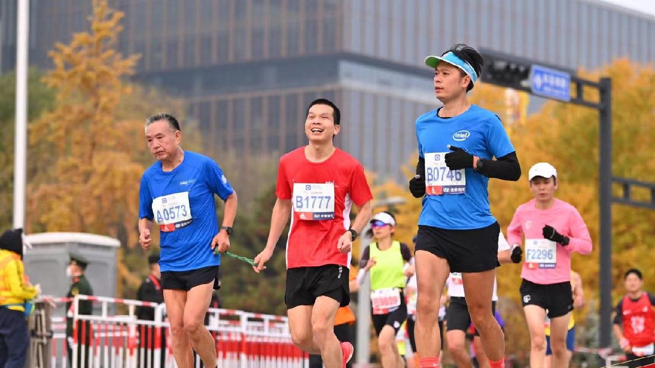 Volunteer's passion for guiding visually impaired marathon runners - CGTN
